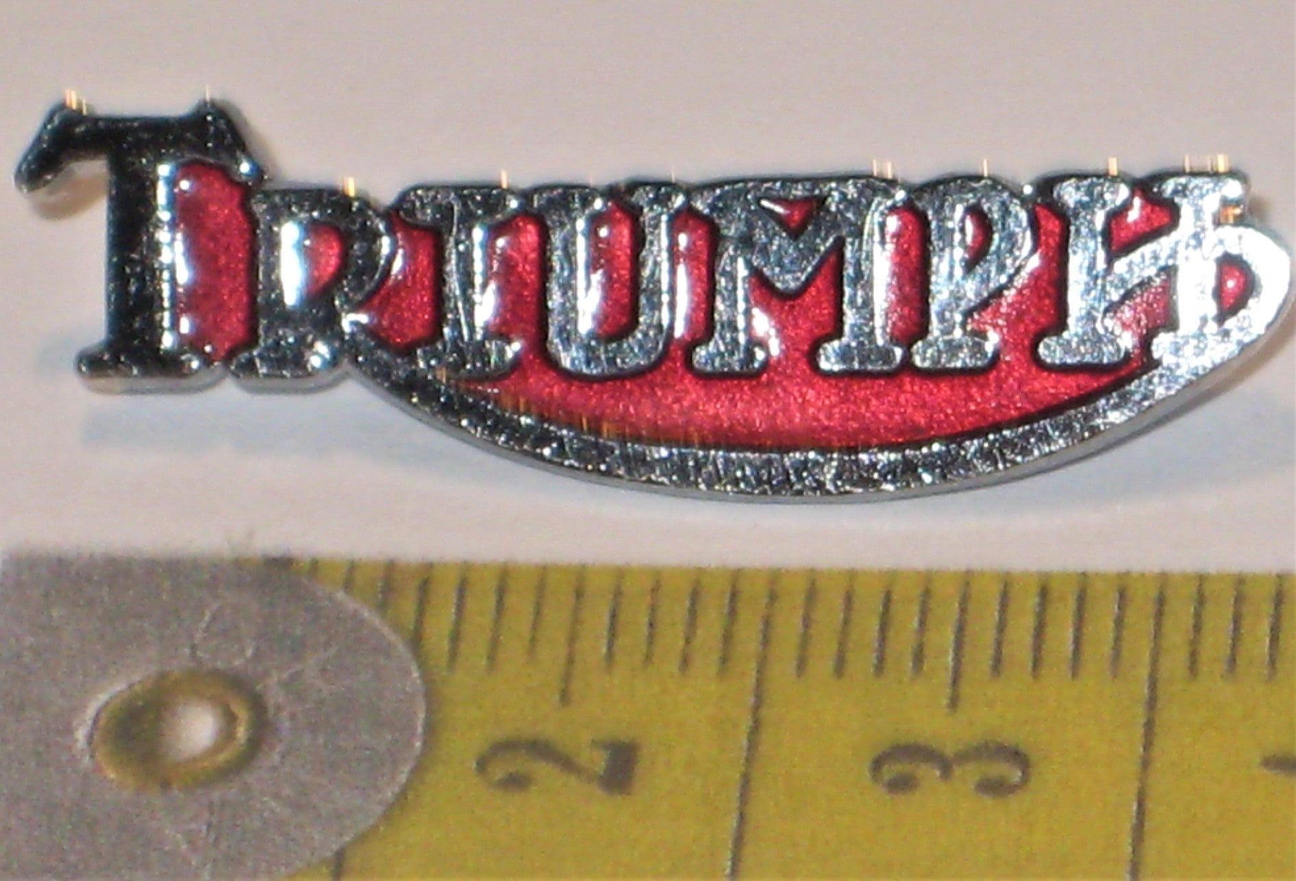 Triumph Pin, emblem – modelmotorcykler.dk